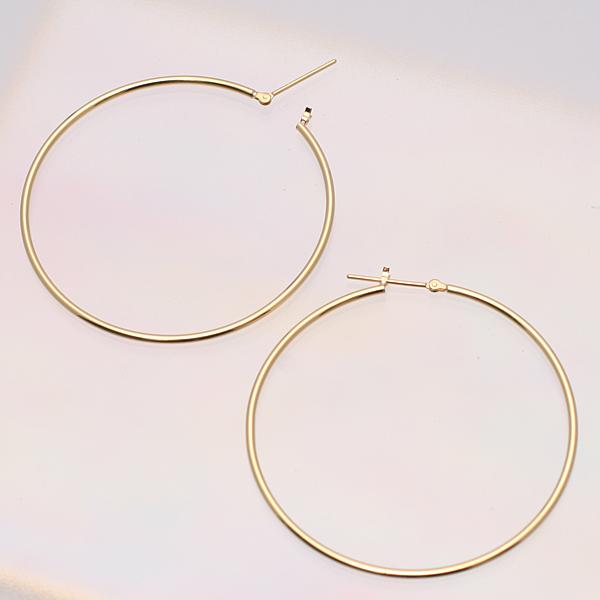 使えるから定番のシンプルフープピアス♪お好みの大きさが選べるように、１５〜５０ｍｍまで５ｍｍきざみでおつくりします♪グレードの高いシームレスタイプです。【素材】１８金【重さ】約２．８４ｇ【大きさ】直径：約５０ｍｍ　幅：約１．５ｍｍ【お届け】...