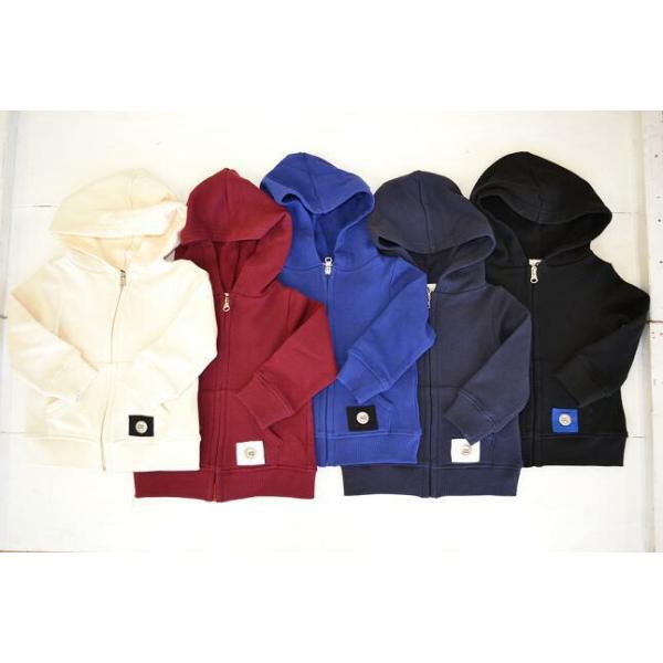 ★0 STANDARD/ゼロスタンダード★裾についた、ブランドロゴマークがお洒落♪★シンプルだから、柄物インナーやパンツにも　合わせやすく、重宝なアイテムです。★ファスナーの引手も大き目だから、　お子さまでも上げ下げしやすいです。★カラー　...