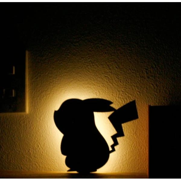 ★ポケットモンスターの壁面に取り付けるLEDウォールライトです　玄関ドアを閉める時などのちょっとした音や振動に反応し、　LDEが点灯します　用途や使用シーンに合わせて1分間、　または1時間の消灯時間が選べます>BR>　暖かみのあ...