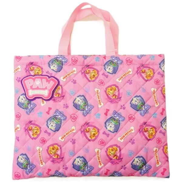 ★お稽古や通園・通学などのサブバッグに、　可愛いキルティングバッグ。★キャラクターレッスンバッグ★低い机にもOK　カバン掛けフック対応ループ付き★めくれるお名前ワッペン付き★素材/表裏中綿共にポリエステル★サイズ/約39.5cm×31cm★...