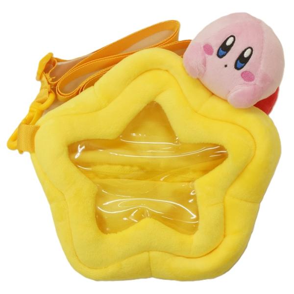 ★ぬいぐるみ素材のショルーダーバッグ　目立つこと間違いなしです★クリア素材の窓付きで中身が見えます★お菓子やスマホなどを入れてお出かけしましょう★ワープスターにちょこんと乗ったカービィがポイントです★製品サイズ(約)/高さ20×横18×厚み...