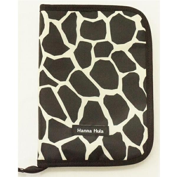 ■Hanna Hula(ハンナフラ)のマルチポーチ。■メインポケットには領収書など　A5サイズまでのプリントに対応。■カードケース、ペンホルダー、　ファスナー付きのポケットなど使いやすさを追求。■母子手帳ケース以外にも通帳ケース、　名刺やU...