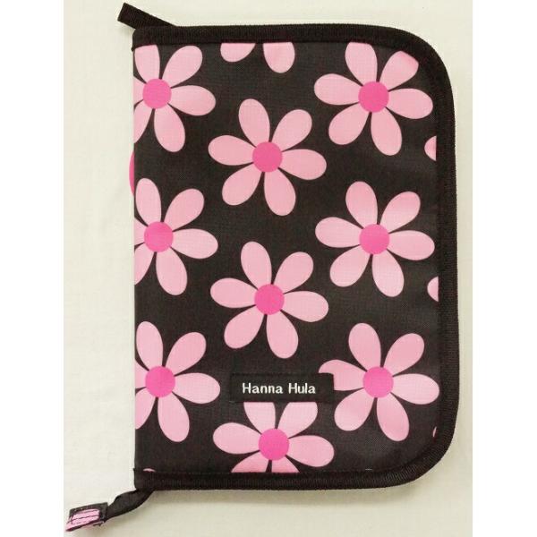 ■Hanna Hula(ハンナフラ)のマルチポーチ。■メインポケットには領収書など　A5サイズまでのプリントに対応。■カードケース、ペンホルダー、　ファスナー付きのポケットなど使いやすさを追求。■母子手帳ケース以外にも通帳ケース、　名刺やU...