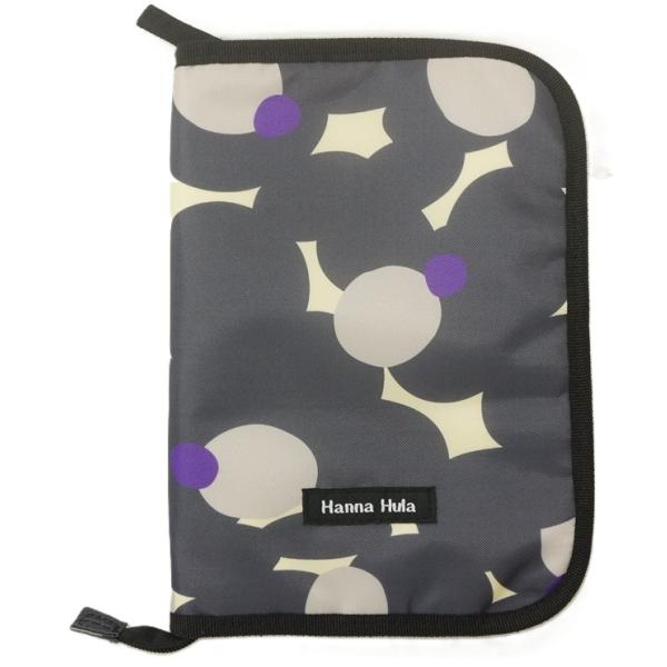 ■Hanna Hula(ハンナフラ)のマルチポーチ。■メインポケットには領収書など　A5サイズまでのプリントに対応。■カードケース、ペンホルダー、　ファスナー付きのポケットなど使いやすさを追求。■母子手帳ケース以外にも通帳ケース、　名刺やU...