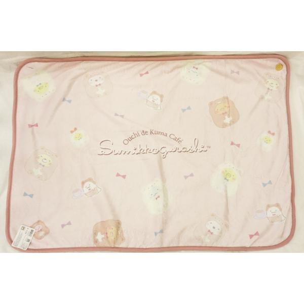 ★ポンチョやひざ掛けとしてもお使い頂けます。★家でのくつろぎ、冬場の外出時や、　スポーツ観戦、アウトドアなど　様々なシーンで大活躍間違いナシです。★裏生地はもこもこボア　生地の構成上毛が抜ける事があります★サイズ/約70cm×100cm★材...