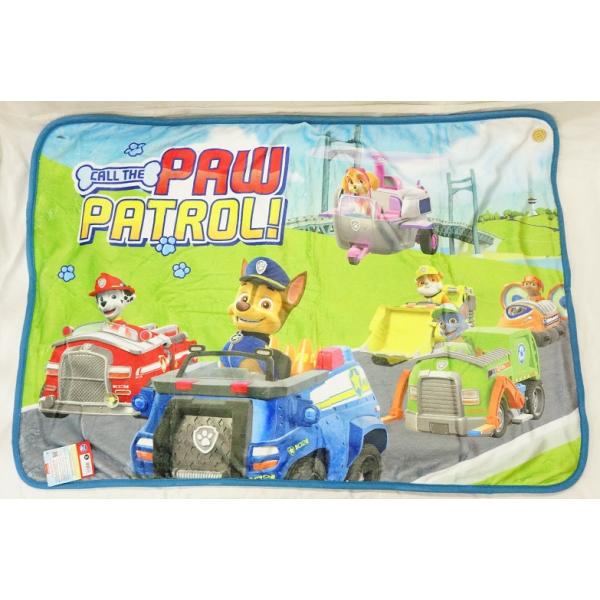 ★ポンチョやひざ掛けとしてもお使い頂けます。★家でのくつろぎ、冬場の外出時や、　スポーツ観戦、アウトドアなど　様々なシーンで大活躍間違いナシです。★裏生地はもこもこボア　生地の構成上毛が抜ける事があります★サイズ/約70cm×100cm★材...