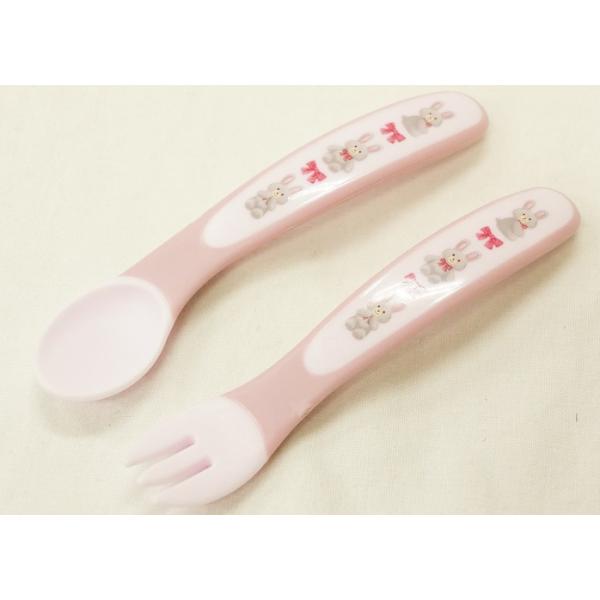 ■お子様が自分で上手に食べることを覚えるための、　スプーン＆フォークセットです。■手にしっかり握れる太目のグリップ＆カーブ形状で　はじめてのスプーン、フォークに最適。■先端は丸い設計で食べやすい形■サイズ/画像にてご確認ください■材質/ポリ...