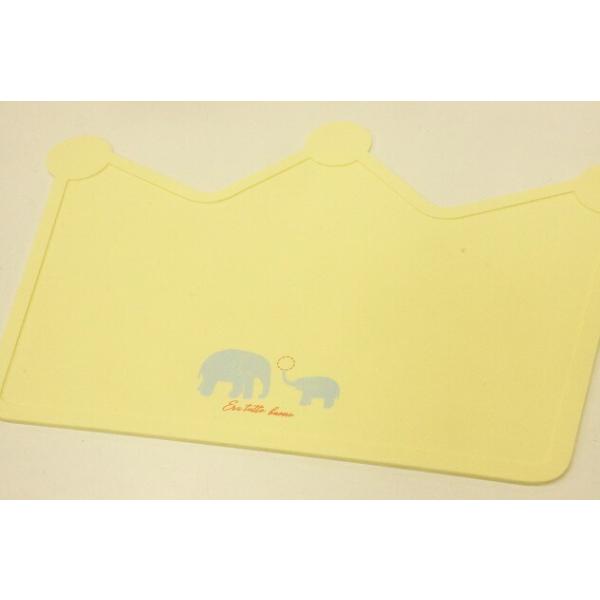 ★王冠形の落ち着いた色合いのランチマットです。★給食やお弁当時の下敷きに。★製品サイズ/44.8cm×29.9cm×厚み1.5mm(縁部分3mm)★材質/シリコーンゴム(耐熱100度)★中国製★発売元/大西賢製販株式会社※汚れは中性洗剤をス...