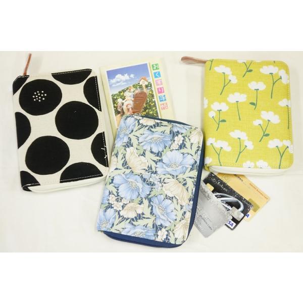 ★画像左から「水玉」「ブルー花柄」「イエロー花柄」　の順となっております。★サクッと入れてしっかり分類★保険証やカード類などもたっぷり収納できます★サイズ(約)/W13.5cm×H19cm×厚み3cm＊2つ折りにした時のサイズです★材質・水...