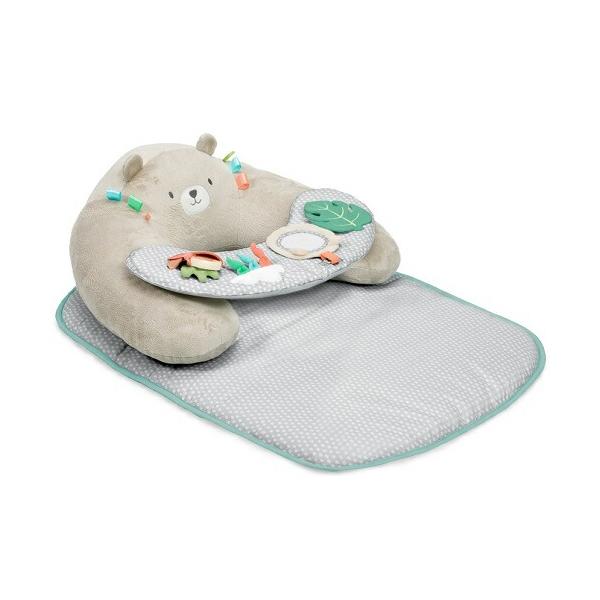 ■ラウンジソファー、腹ばい遊び、　お座りで遊ぶ、トレイで遊ぶの４通りの遊び方ができる　くまちゃんモチーフのかわいいプレイマット。　成長に合わせて長くお使いいただけます。■オモチャ付きトレイは　にんじんの葉っぱ部分がパリパリ音のする布おもちゃ...