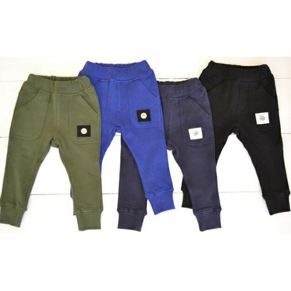 ★0 STANDARD/ゼロスタンダード★ポケットについた、ブランドロゴマークが　お洒落なボトムスです♪★シンプルだから、柄物トップスに合わせやすく、　保育園などのお着替え用のズボンとしても　重宝なアイテムです。★ポケット　前2箇所/後2箇...
