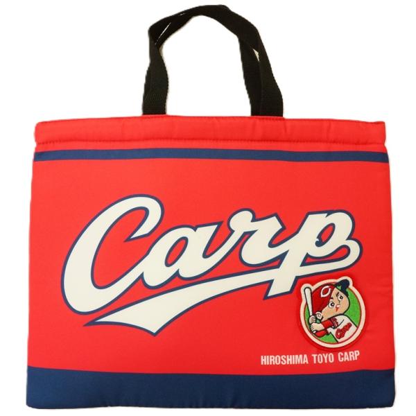 ★赤に白い文字のCarpロゴプリント　カープ坊やのワッペンが付いた　カッコいいレッスンバッグ★ワッペンをめくるとお名前を書くスペースがあるよ！　お名前が表に見えないので、安心！★お稽古や通園・通学などのサブバッグに、　厚みのあるボンディング...