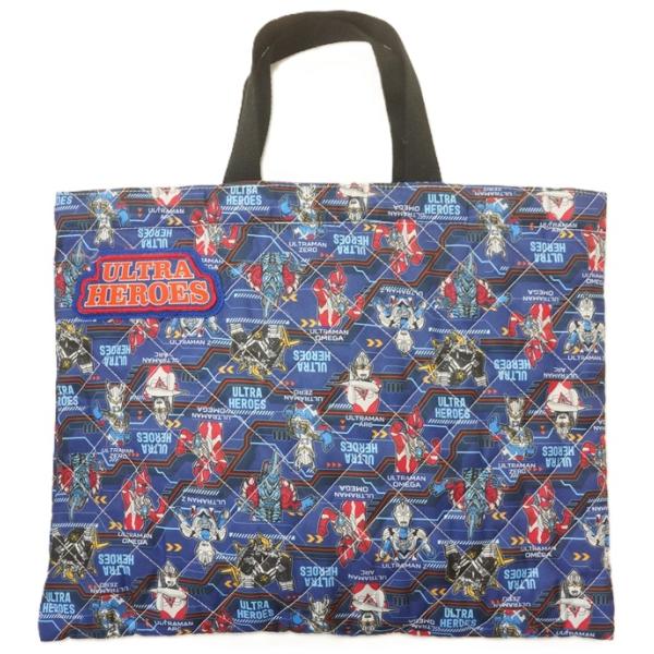 ★お稽古や通園・通学などのサブバッグに、　可愛いキルティングバッグ。★キャラクターレッスンバッグ★低い机にもOK　カバン掛けフック対応ループ付き★めくれるお名前ワッペン付き★素材/表裏中綿共にポリエステル★サイズ/約39.5cm×31cm★...