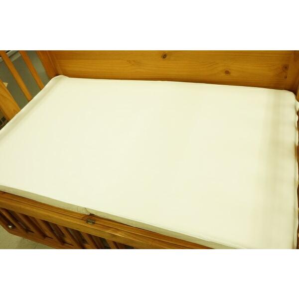 おねしょや汗の染み込みをストップ！★赤ちゃんのおしっこや、汗、吐乳などを　敷布団に染み込みを防ぐのが防水シーツです。★キルトパッド(別売り)と合わせて、敷布団の上に敷いて　フィッティングシーツ(別売り)でカバーすることにより　寝汗やミルクの...