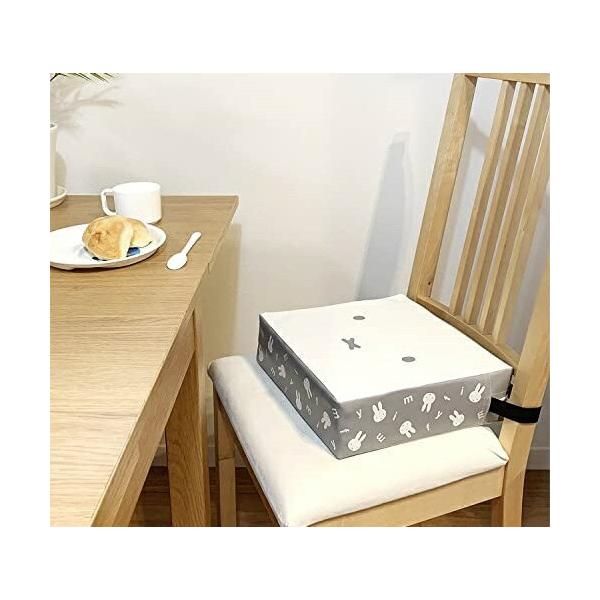 ★幼児が大人用の椅子を使用する際に　座高を調節する食事クッションです。★中身のクッションの枚数によって　高さが3段階（3cm・6cm・9cm)調節可能です★製品サイズ/幅30cm×奥行30cm×高さ3cm〜9cm　紐の長さ/約98cm★材質...