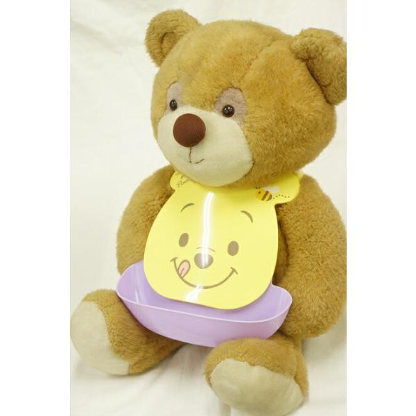 ★DisneyBaby Poohさんと一緒に楽しくお食事♪　これならお子様も大喜び！★成長に合わせて首まわりは4段階の調節ができます。★厚手のベルトだから、　お子様の首まわりに優しくフィット♪★ポケット付きで食べこぼしをキャッチ。★ポケット...