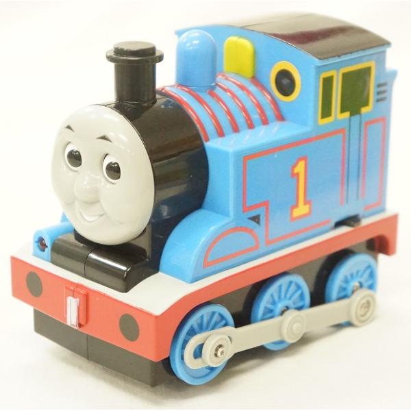 ★壁にぶつかると自分で方向を変えて　走り続けます★電池で動く、ライトが光る、　走りながら目も動く★サイズ(約)/高さ11.5cm×奥行12.5cm×幅8cm★電池/単3乾電池×2本(別売り)★材質/ABS樹脂、合成ゴム★対象年齢/3歳以上★...