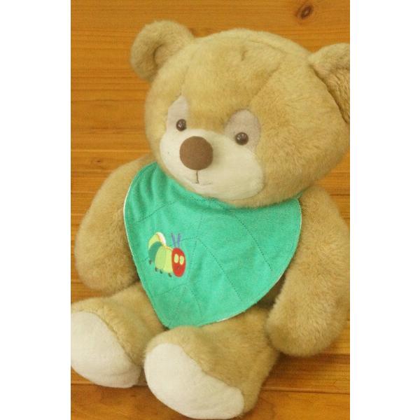 ★はらぺこあおむしのスタイ★首回りはマジックテープ止めで楽々脱着。★素材/表地/綿・ポリエステル　裏地/ポリエステル★サイズ/たて17cm×よこ21cm★原産国/中国製★発売元/株式会社サンアロー※くまのぬいぐるみは商品には含みません。※防...