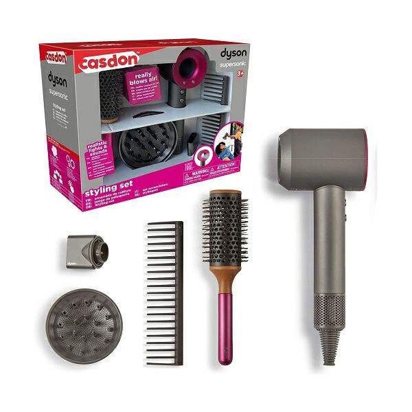 ★僕も！私も！に応える本格的なおままごとセット。★ダイソン公認のヘアメイクトイです。★本物みたいに音と風が出るドライヤーや　アタッチメント、ヘアブラシがセットになっています。★電源を入れても熱くならないので　幼児から安心して使える安全設計。...