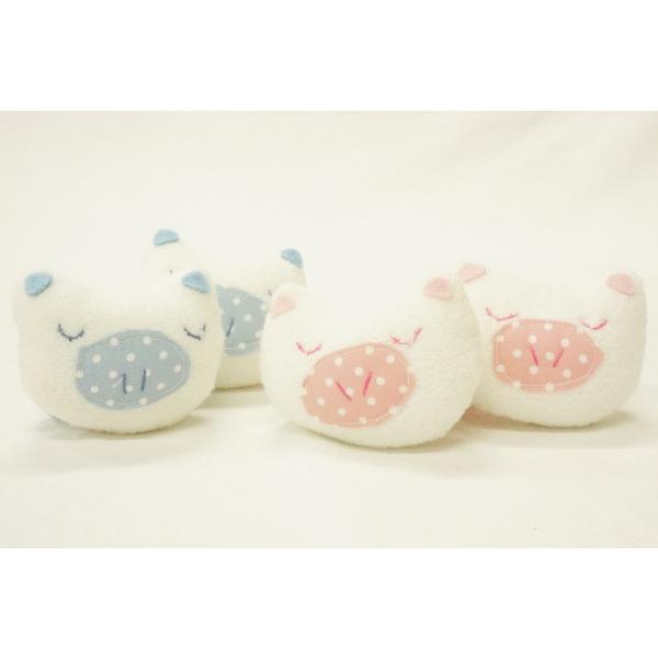 ★やわらかい布製素材の　やさしい音色のガラガラです　すやすやこぶたさんのおててにつけれるラトルです★まだ、おもちゃを持てない赤ちゃんにも　手首にはめて、リンリンリン♪★パイル素材の赤ちゃんのファーストトイ★カラー展開 サックス/ピンク★素材...