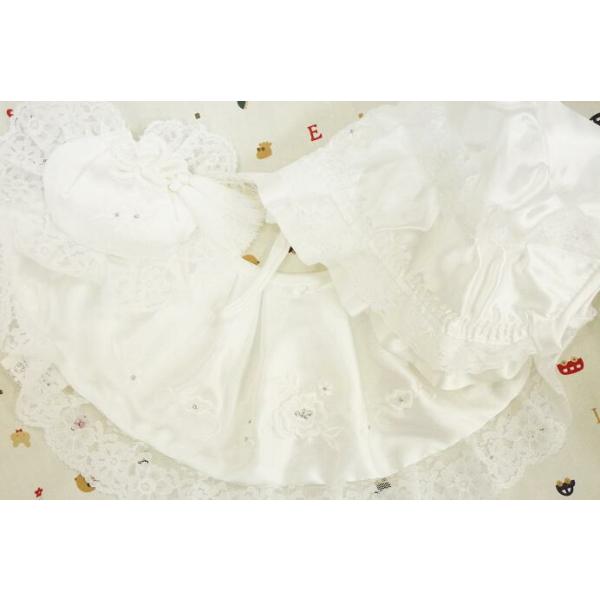 ★退院やお宮参り、記念撮影などに…★刺繍…花（はな）★オールシーズンお使い頂けます。★レースと刺繍・サテン地の光沢が上品なセットです。★男の子にも女の子にも、ご着用頂けます。★フード・スタイ・お守り入れ袋 の3点セット★表地：ポリエステル1...