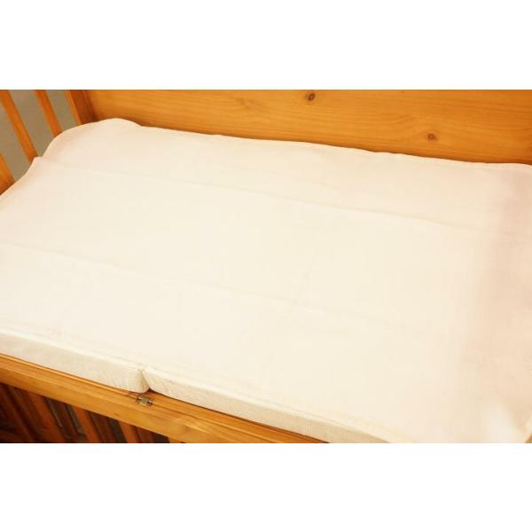 ★ベビーベッドでの防寒対策に！★本商品は毛布の4隅にズレ防止用ゴムが、　付いたと物とお考えください。★通気性が良く、むれを防ぎ適度な保湿。★綿100％で肌への刺激も少なく安全です。★掛け布団で調節して頂ければオールシーズンOKです。★品質/...