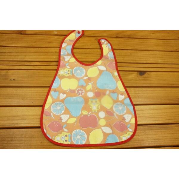 ★ビッツキャラクターの可愛いお食事用ビブです。★パチンと首の後ろで止めるホックどめ★素材　綿・ポリエステル・塩化ビニル樹脂★サイズ　80〜95ｃｍ★中国製★（株）Ｆ・Ｏインターナショナル★ブランド/BIT'Zダイニングビブ　ＤＩＮＩＮＧ Ｂ...