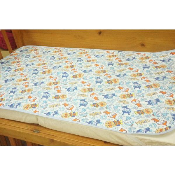 ★人気キャラクターそれいけ！アンパンマンプリント★ベビー布団70×120cmにセットでき、ずれ防止のゴム付き★吸汗速乾・接触冷感でさらっとさわやか！★吸放湿性に優れたキュプラとポリエステルを　複合した快適繊維（ペアクール）を使用しております...