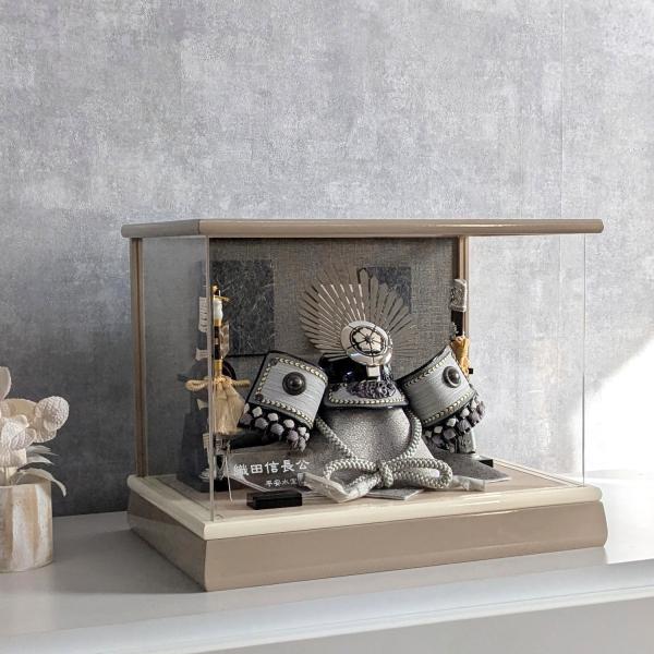 サービス品として二大特典・お手入れセット（はたき、手袋、フエルト布）・写真立て付きオルゴールさらにレビューキャンペーン！五月人形お買い上げ後、商品レビュー頂いたお客様に雰囲気良く飾れる『敷き毛せん』をプレゼント！●サイズアクリルケース　飾り...