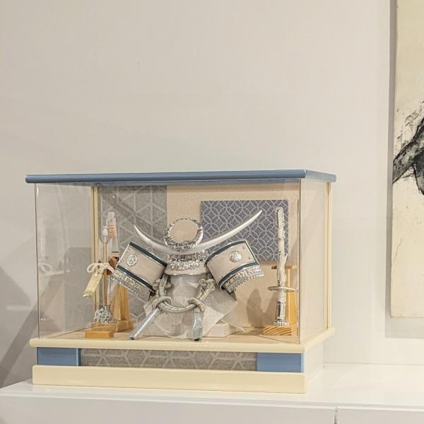 サービス品としてサービス品として・お手入れセット（はたき、手袋、フエルト布）・写真立て付きオルゴール・高坏をプレゼント♪さらにレビューキャンペーン！五月人形お買い上げ後、商品レビュー頂いたお客様に雰囲気良く飾れる『敷き毛せん』をプレゼント！...