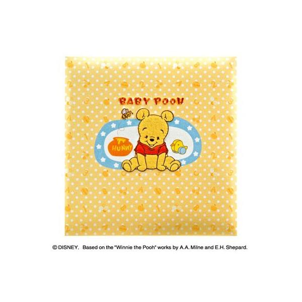 かわいい赤ちゃんのお誕生の記念やご出産祝いに。台紙もかわいいディズニー柄。専用化粧函にはいっていますので贈り物にも最適！ページを開くと、プーさんの仲間たちがいっぱい！育児記録がついています。手形・足形をとるスペースもあります。付属のタイトル...