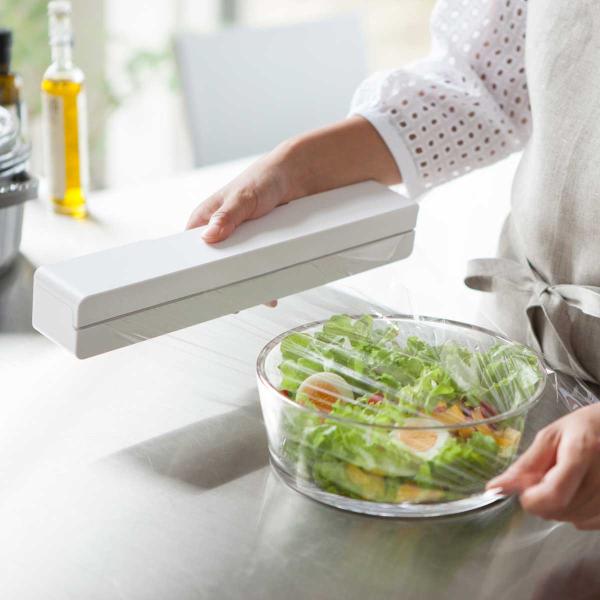 ・ブランド：YAMAZAKI（山崎実業）/日本・ジャンル：ラップケース・主な素材：ABS樹脂、マグネット（本体）/ステンレス（刀）・サイズ：約W326xD55xH50mm・対応サイズ：幅31cmまで、50m巻き直径約4.3cmまで、紙管の内...