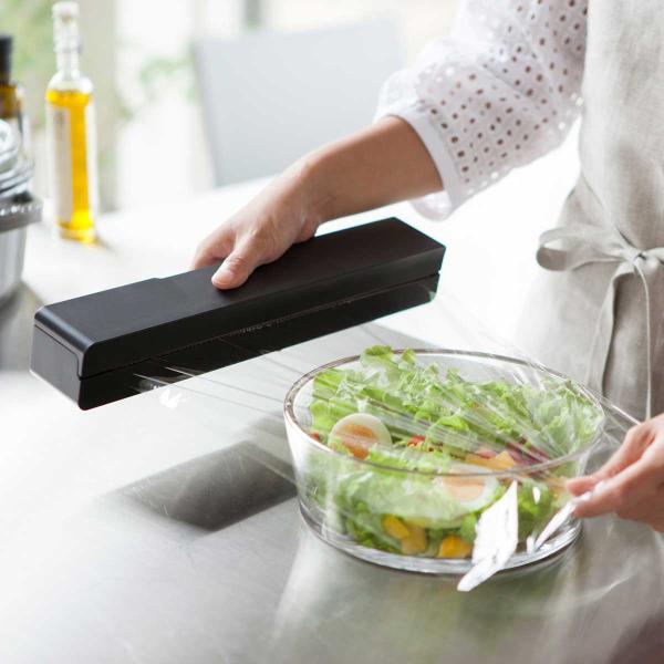 ・ブランド：YAMAZAKI（山崎実業）/日本・ジャンル：ラップケース・主な素材：ABS樹脂、マグネット（本体）/ステンレス（刀）・サイズ：約W326xD55xH50mm・対応サイズ：幅31cmまで、50m巻き直径約4.3cmまで、紙管の内...