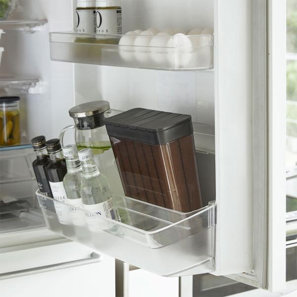 ・ブランド：YAMAZAKI（山崎実業）/日本・ジャンル：米びつ・主な素材：PS樹脂（本体、仕切り）/ポロエチレン（蓋、キャップ）・生産国：中国・サイズ：約W185xD85xH245mm・容量：2L（普通精米約1.8kg）・耐熱温度：70℃...