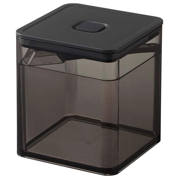 ・ブランド：YAMAZAKI（山崎実業）/日本・ジャンル：保存容器・主な素材：ポリスチレン（容器、スプーン）/ポリプロピレン（蓋）/シリコーン（パッキン、バルブ）・生産国：中国・サイズ：約W92xD92xH102mm（本体）/約W80xD8...