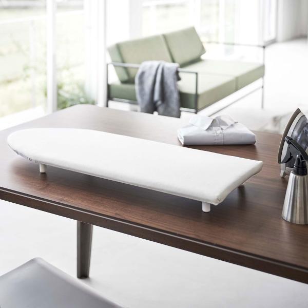 ・ブランド：YAMAZAKI（山崎実業）/日本・ジャンル：アイロン台・主な素材：綿100%（表面布）/ポリエステル（クッション材）/木質繊維板（天板）/ABS樹脂（脚部）/シリコーン（キャップ）・生産国：中国・サイズ：約W750xD300x...