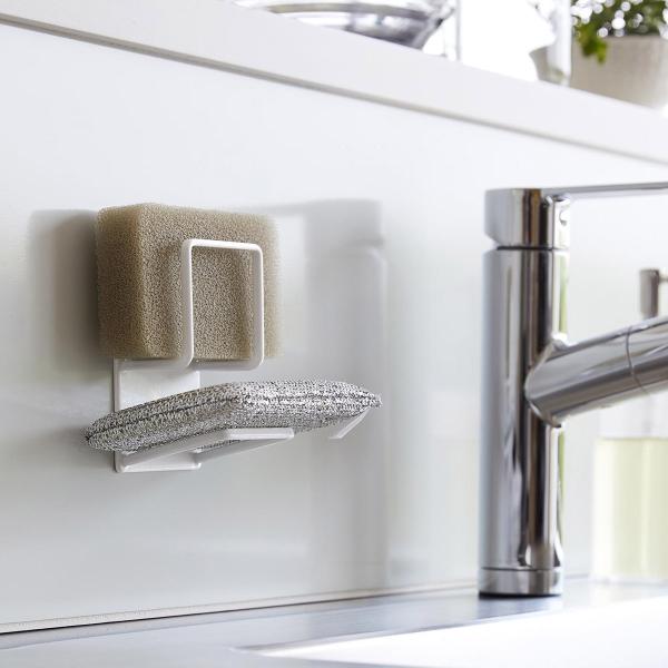 ・ブランド：YAMAZAKI（山崎実業）/日本・ジャンル：スポンジホルダー・主な素材：スチール ユニクロメッキ 粉体塗装、マグネット（本体）/シリコーン（滑り止め）・生産国：中国・サイズ：約W65xD63xH110mm（本体）/約W60xD...