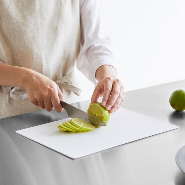 ・ブランド：YAMAZAKI（山崎実業）/日本・ジャンル：まな板・主な素材：ポリエチレン・生産国：中国・サイズ：約W305xD210xH3mm・重量：約165g・耐熱温度：100℃・耐冷温度：-40℃・注意事項：食器洗い乾燥機には対応してお...