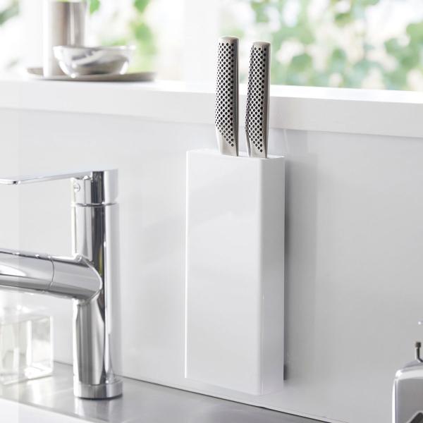 ・ブランド：YAMAZAKI（山崎実業）/日本・ジャンル：包丁スタンド・主な素材：スチール ユニクロメッキ 粉体塗装（本体）/シリコーン（クッション）/ポリカーボネート、PET、ポリウレタン（フィルムフック）・生産国：中国・サイズ：約W10...