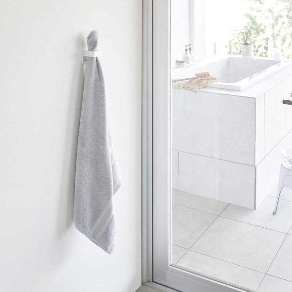 ・ブランド：YAMAZAKI（山崎実業）/日本・ジャンル：電動歯ブラシホルダー・主な素材：ABS樹脂（本体、取り付けピース）/シリコーン（シリコーン固定パーツ）・生産国：中国・サイズ：約W54xD62xH45mm・重量：約40g・耐荷重：シ...