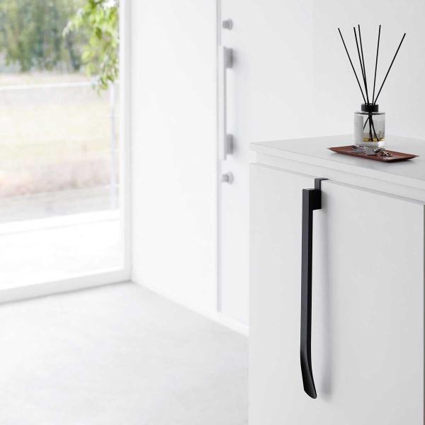 ・ブランド：YAMAZAKI（山崎実業）/日本・ジャンル：靴べら・主な素材：ABS樹脂（本体、ベースカバー）/スチール 粉体塗装、マグネット（フック）・生産国：中国・サイズ：約W43xD57xH475mm（ベース付き扉用フック含む）/W43...