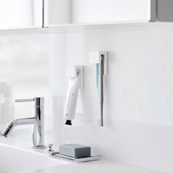 ・ブランド：YAMAZAKI（山崎実業）/日本・ジャンル：歯ブラシホルダー・主な素材：ABS樹脂（本体 x2）/シリコーン（滑り止め）/ポリカーボネート、PET、ポリウレタン（フィルムフック x2）・生産国：中国・サイズ：約W40xD27x...