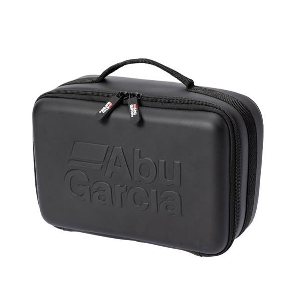 アブガルシアリールケース2◆サイズ：M◆カラー：ブラック【製品特徴】・耐衝撃性に優れたセミハード上蓋、底・側面部にもボードとクッションを組み合わせ型崩れを軽減・汚れが落としやすく水が浸み込みにくい表面PU素材・本体内全面にクッションパッド内...