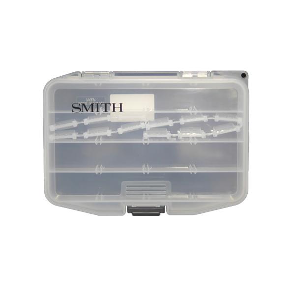 スミス　SFC-フライ-F　ルアーケース■本体・内蓋材質：ポリプロピレン■全長：14.6cm■外寸：ヨコ146mmxタテ103mmx深さ23mm■仕切板 12枚■スミスロゴ入り■カラー：本体クリアー、止具ブラック★薄型コンパクトで可変仕切板...