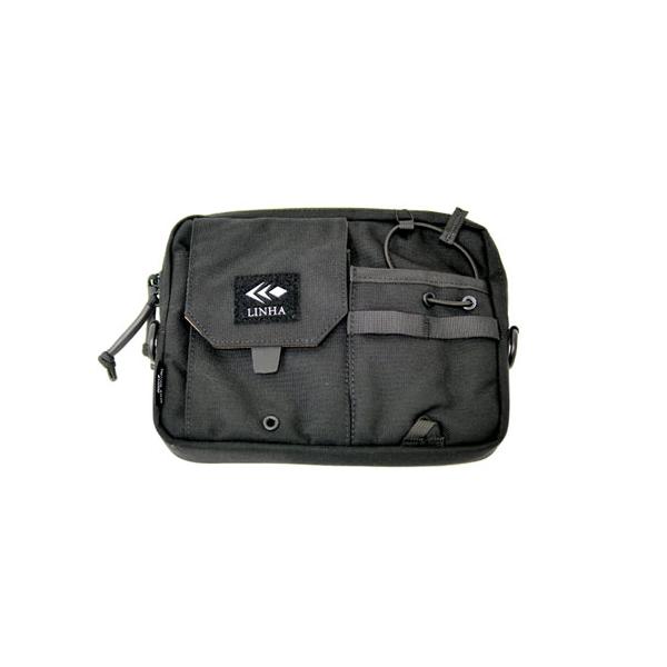 リーニアチェストポーチ◆横23x縦17cmx奥行4cm★STP-01ブッシュマスターの相棒、チェストポーチを付ける事でバックパックスタイルは完成する。バックパックに着替えや食料等の嵩張る物を収納し、このポーチにルアーやライン等の釣り具を集約...