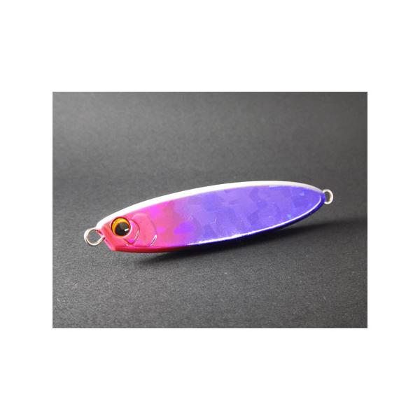 ベイスはその名の通り、ベイジギングにおける基点となるメタルジグです。絶妙な縦横比で設計されたセンターバランスタイプのボディはサミングの強弱によってミディアムスピードのスライドフォールから、潮流に負けない直線的なフォールまで容易にコントロール...