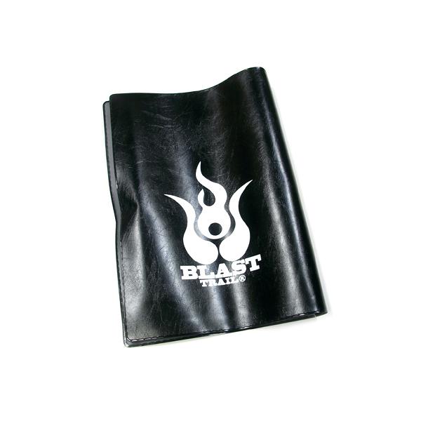 BLASTTRAIL/ブラストトレイルロゴ入り車検証ケース◆サイズ：約175×245mm◆カラー：ブラック★ブラストトレイルのオリジナルロゴ入り車検証ケース。