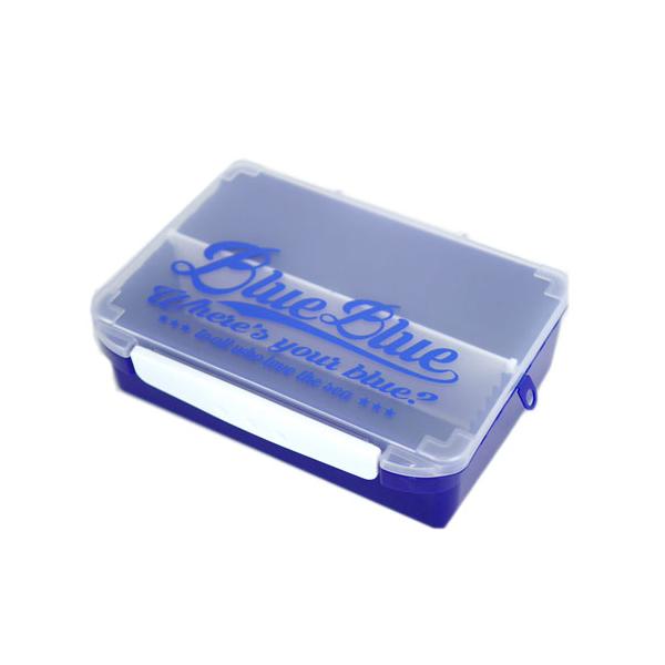 ブルーブルー/BlueBlueルアーケース 　ロゴタイプ　深型◆サイズ：約W21/H15.5/D6cm◆カラー：ブルー積み重ねOK！大型ミノーも収納可能！収納アイテムに合わせて自由自在にレイアウトが変更できる。仕切り板（大・中・小サイズ合わ...