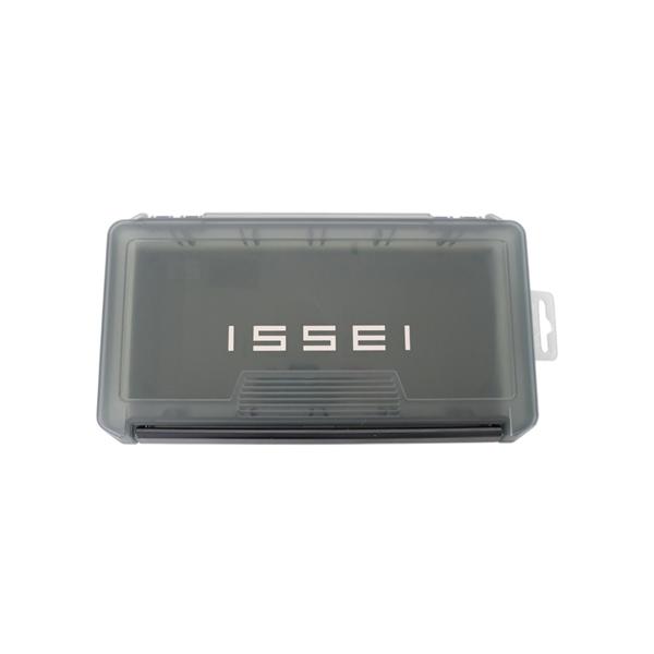 一誠オリジナルロゴルアーケース　820NDM■サイズ233ｘ127ｘ34mm■素材：ボディ/ポリプロピレン、留具/ABS■カラー：スモークBK可変仕切板5枚付。ワンタッチ式止具。ワームプルーフ。