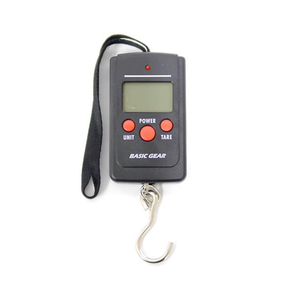 ベーシックギア　デジタルスケール2■使用電池：単4電池2本（電池別売り）■計測範囲：表示単位 0.02kg（20g）/0.05lb/1oz最大計測可能重量 約25kg/55lb/880oz■サイズ：幅50 x 高さ90 x 奥行20mm★手...